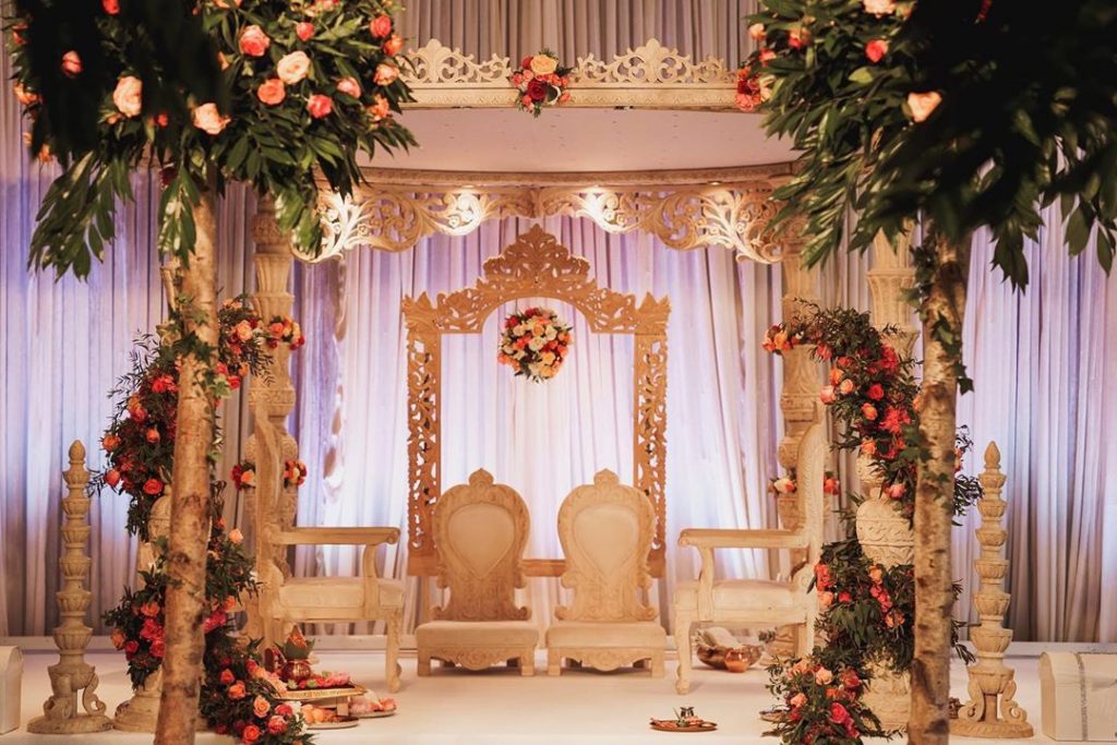 16 Beautiful Indoor Mandap Decor Ideas | WedMePlz